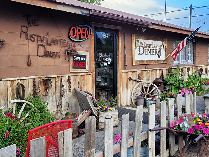 Country-cute meets seriously good eats at The Rusty Lantern. Those flowerbeds and wagon wheels aren't just for show&mdash;they're breakfast appetizers for the eyes.