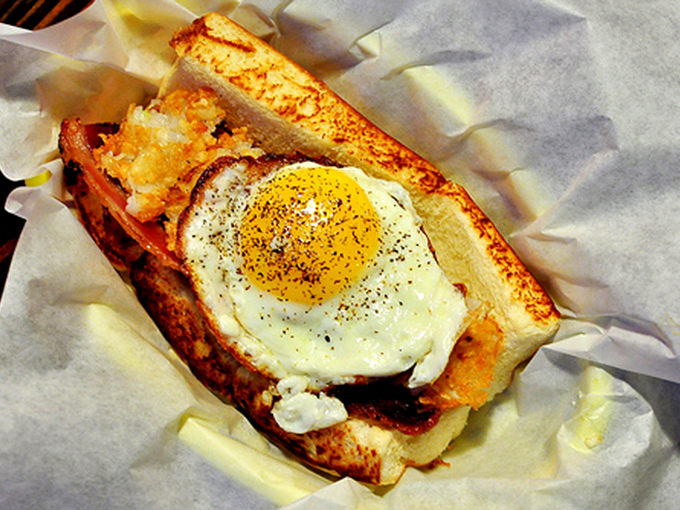 Who says breakfast needs to sit in its own lane? This egg-topped creation breaks all the rules in the most delicious way possible.