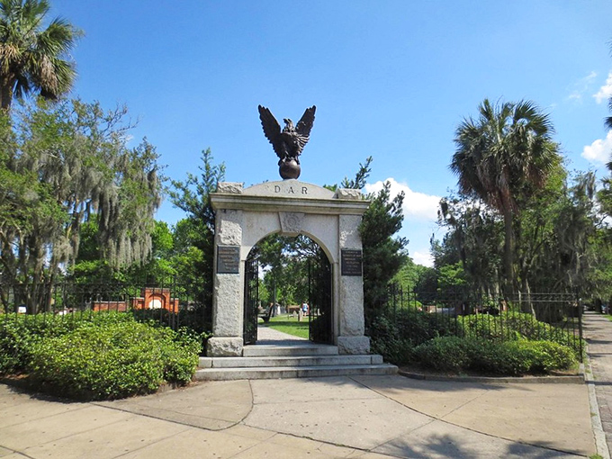 The DAR memorial entrance stands proud and pristine, a dignified gateway between the world of the living and memories of the past.