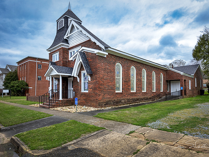 First Presbyterian Church offers quiet dignity amid the bustle. Its brick facade and steeple have witnessed generations of Fort Payne's Sunday best parade through those doors.