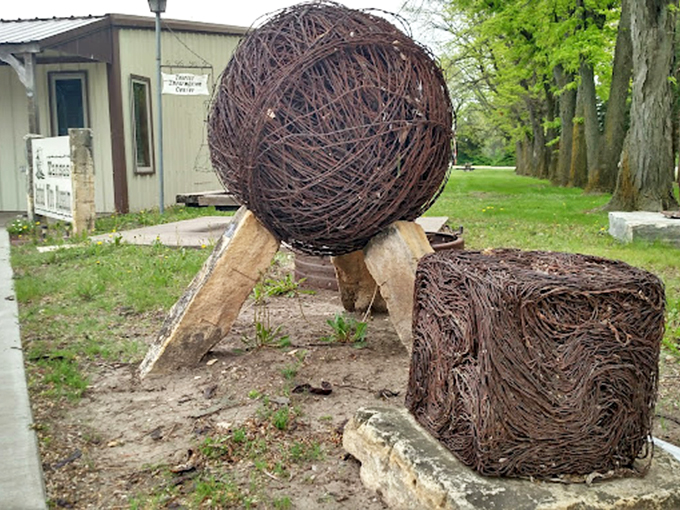 Barbed wire sculptures outside the museum prove that even the most utilitarian objects can become art. Tetanus never looked so beautiful.