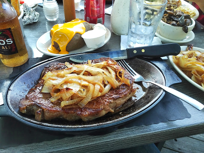 This steak and its caramelized onion topping have the kind of chemistry Hollywood has been trying to bottle for generations.