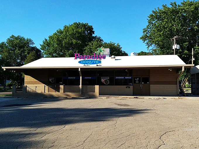 Paradise Donuts' humble roadside stand proves heaven doesn't need pearly gates&mdash;just perfect pastry and a pot of coffee.