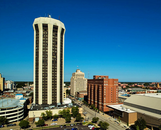 Springfield's Capitol Building reminds us that living in the shadow of Lincoln doesn't require presidential-sized wealth.