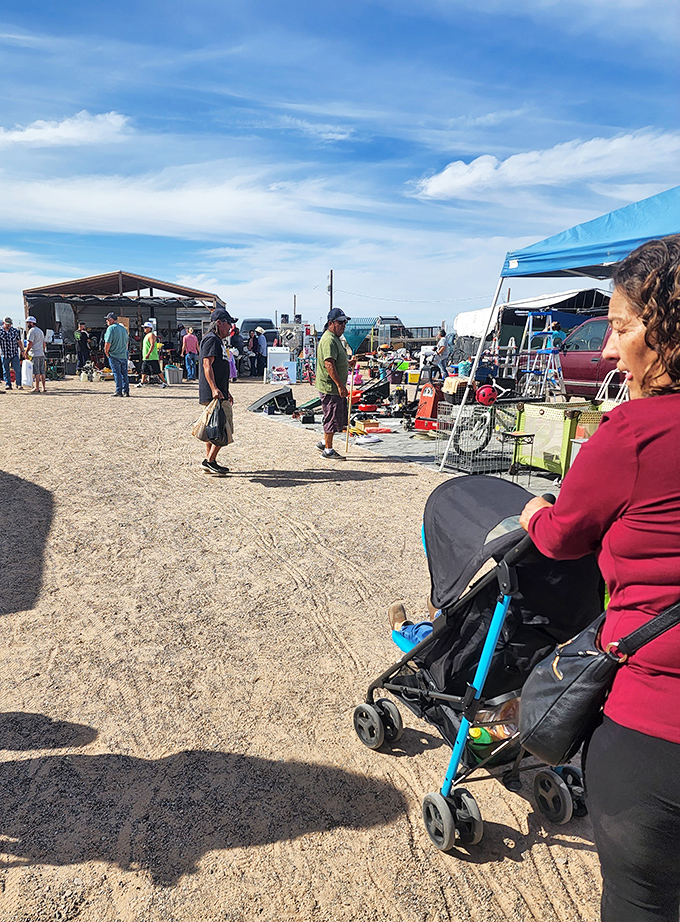 Desert bargain hunting in its purest form. Where strollers and serious collectors navigate the same dusty paths toward unexpected finds.