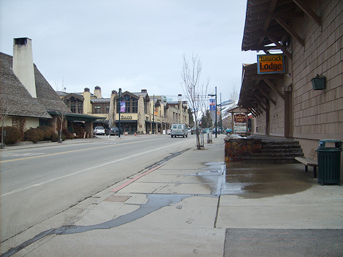 Snow-capped peaks and stylish shops create Ketchum's irresistible mix of rugged beauty and refined taste. No wonder the celebrities come!