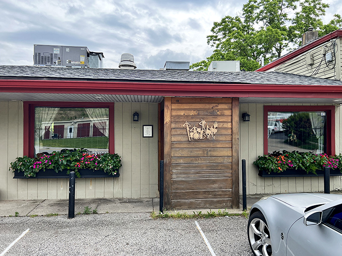 Flower boxes and wooden charm give Knotty Pine on the Bayou that perfect blend of Kentucky hospitality with Louisiana soul.