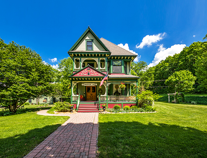 This Victorian beauty isn't just showing off&mdash;the Habberstad House B&B flaunts its gingerbread trim like your grandma displays her prize-winning pie.