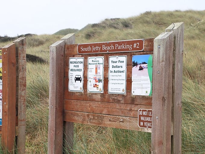 Trail etiquette 101: These signs at South Jetty Parking #1 remind us that even paradise has rules worth following. 