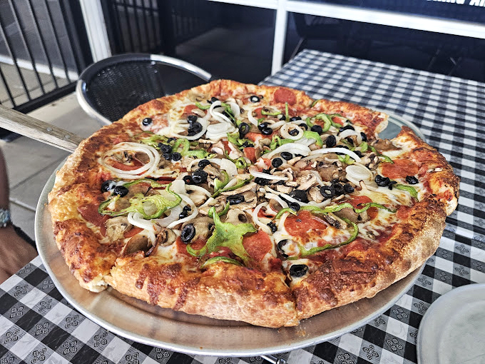 Pizza that would make a New Yorker nod in approval – that perfect thin crust topped with a garden of fresh ingredients.