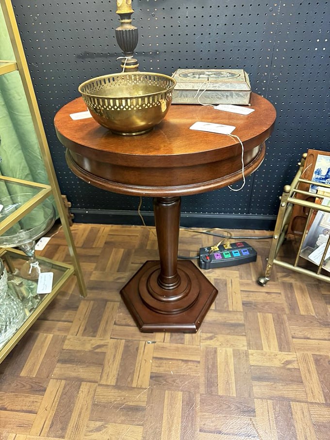 Honey-toned elegance. This pedestal table's rich patina tells of a century of elbows, coffee cups, and late-night conversations.