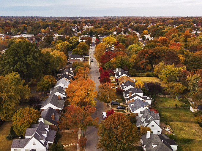 Brentwood welcomes visitors with a splash of color and fountain-fresh affordability in St. Louis's metropolitan area.