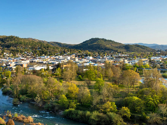 Roseburg's valley setting cradles this affordable community between mountains and rivers. Natural beauty that doesn't break the bank!