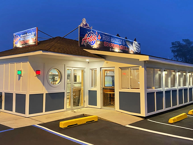 Palm trees and fresh fish in Island Park? This little slice of seafood paradise makes even Monday feel like vacation.