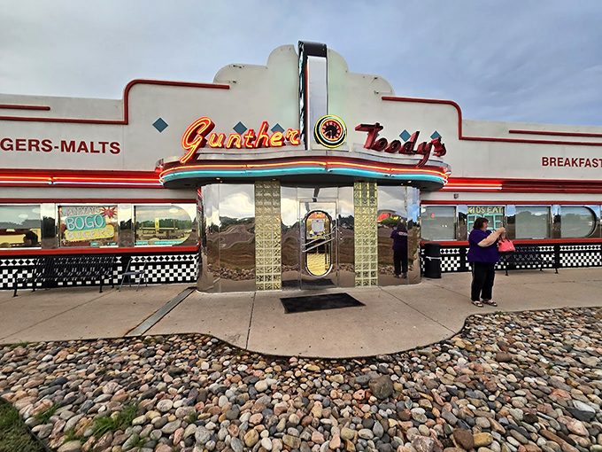 The neon glow of Gunther Toody's sign is like a bat signal for people craving crispy bacon and fluffy eggs.