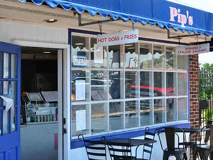 Hot dogs with a harbor view! Pip's perfect seaside spot makes every bite feel like you're dining on a millionaire's yacht.