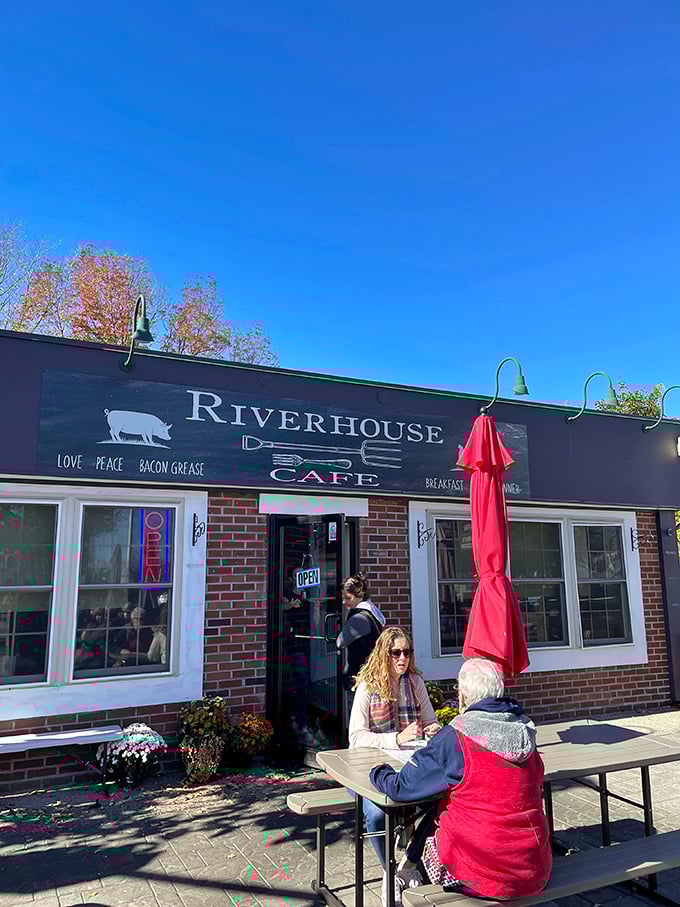 Sun-drenched simplicity with a side of community&mdash;the Riverhouse Caf&eacute; welcomes diners like old friends.