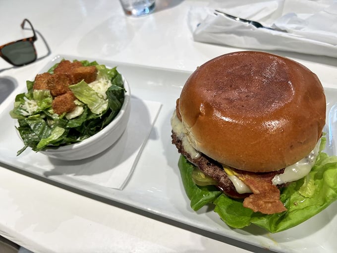 The Grumpy Burger with Caesar salad: proof that classics never go out of style when executed with this level of care.