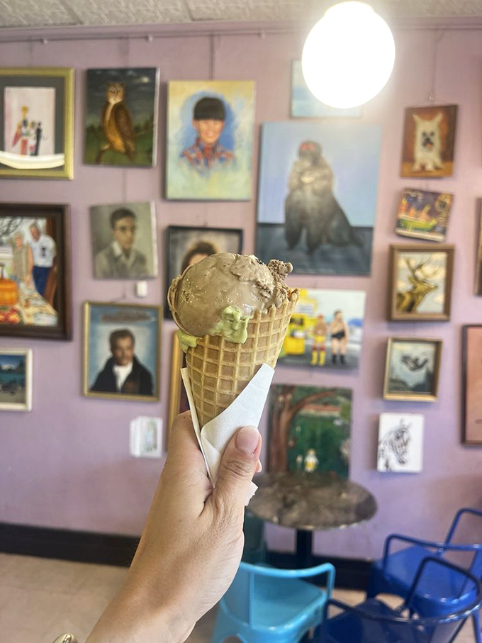 An art gallery in the background, a masterpiece in the foreground - this scoop demands contemplation like the paintings watching over it.