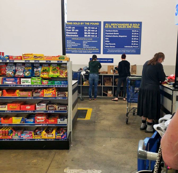 The checkout area offers last-minute temptations: candy bars for energy to continue your treasure hunt or celebrate your thrifting victories.
