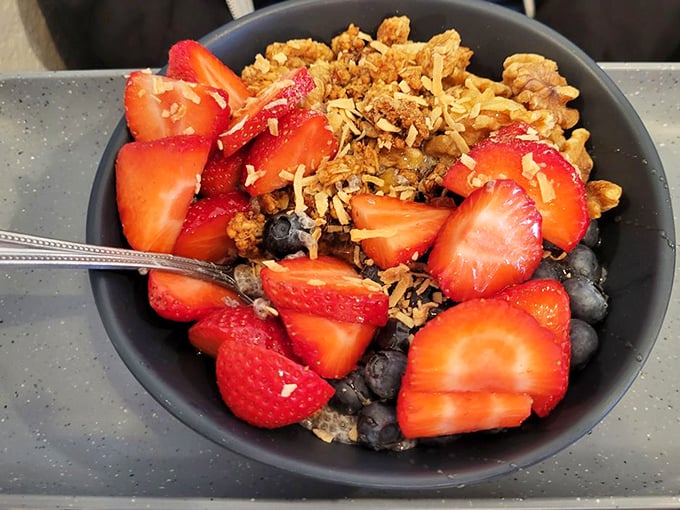 The Sunrise Bowl doesn't just feed you &ndash; it improves your outlook on life. Fresh berries and granola: nature's antidepressant in a bowl.