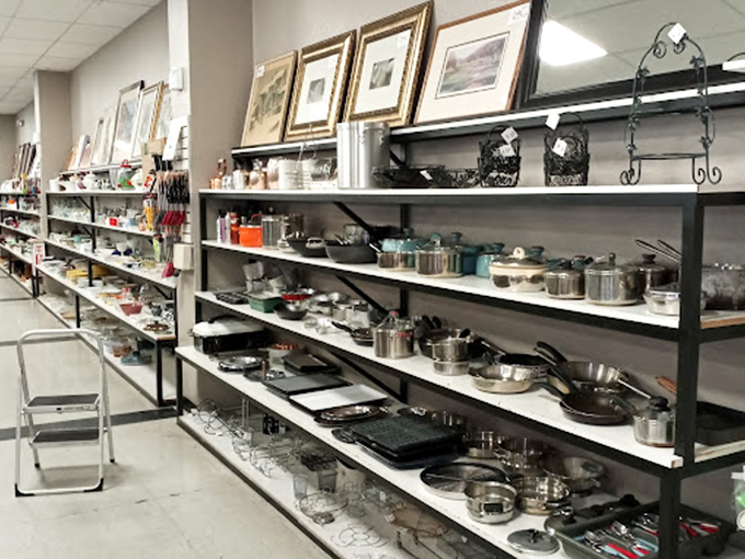 Amateur chefs and seasoned cooks alike can outfit their kitchens without emptying their wallets. Cast iron that's already perfectly seasoned? That's thrift store magic.