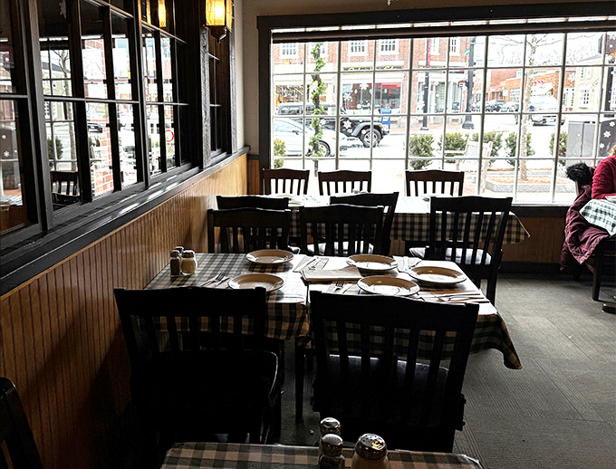 Window seats where you can people-watch while debating the eternal question: room for dessert, or one more bread basket?