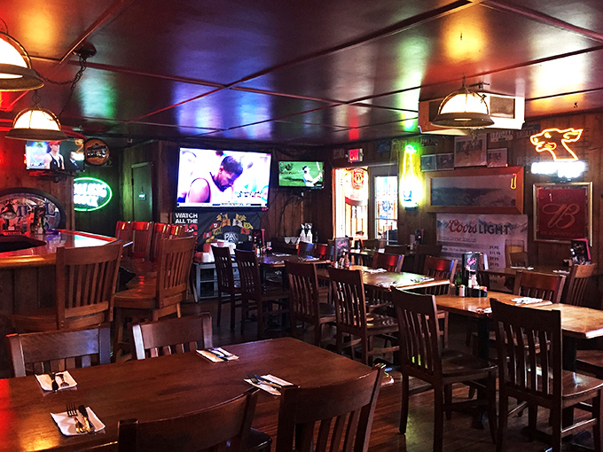 The kind of lighting that makes everyone look good and every meal taste better. Sports on screens, conversations at tables&mdash;priorities in order.