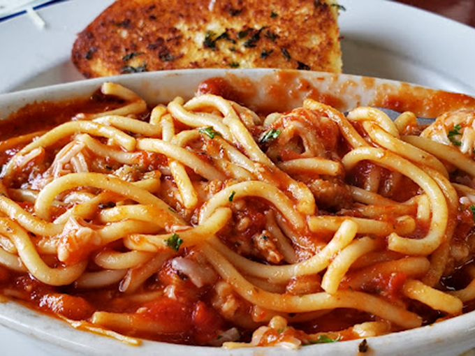 Spaghetti with marinara and garlic bread&mdash;the Fred Astaire and Ginger Rogers of Italian-American cuisine, dancing together in perfect harmony on your plate.
