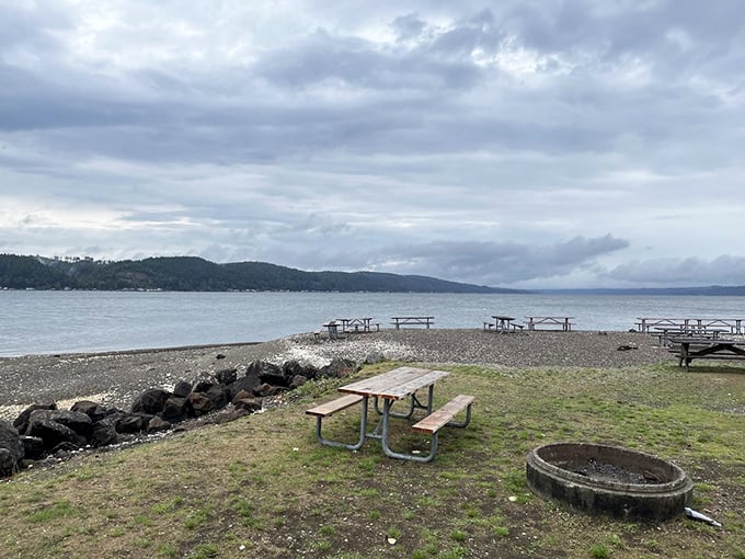 Picnic tables with million-dollar views that don't cost a penny extra. Even a simple sandwich tastes gourmet with this backdrop.