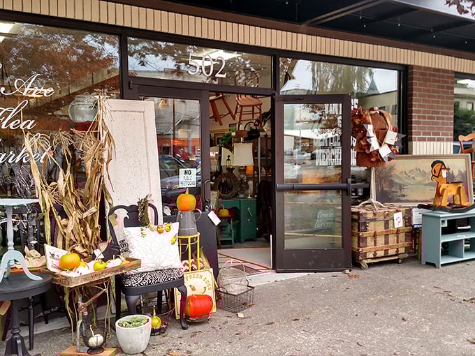 History buffs rejoice! Olympia's indoor market showcases carefully curated antiques and collectibles in a charming downtown setting.