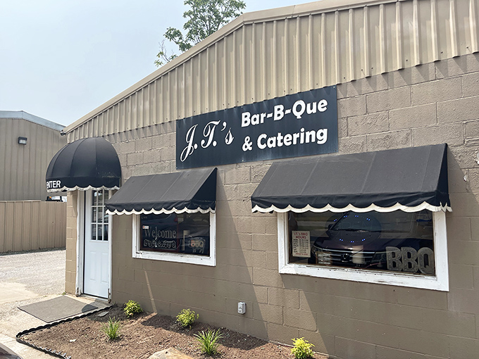 J.T.'s modest exterior is the BBQ equivalent of Clark Kent's glasses&mdash;hiding superhero-level smoking powers within.