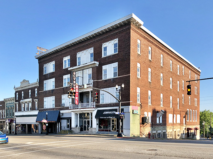 The white trim on Richmond's historic buildings pops against red brick like icing on architectural cake. They just don't build them like this anymore!