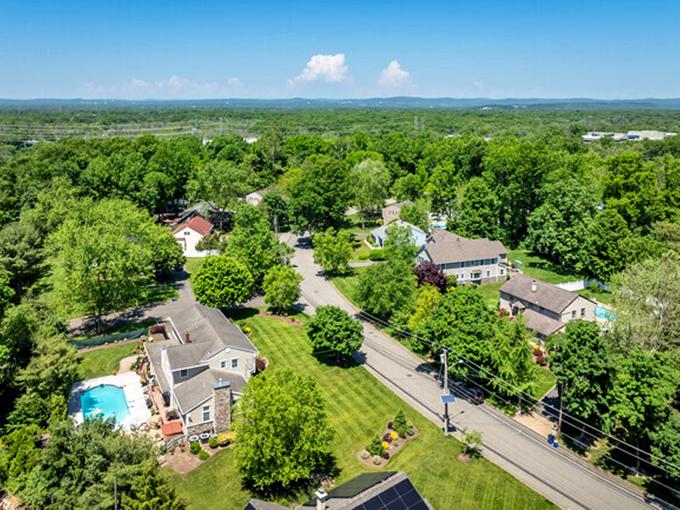 Roseland: Where green space meets gracious living. The perfect backdrop for your "living my best retirement life" photos.