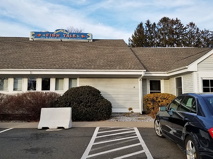 The unassuming exterior of seafood paradise – where Connecticut's coastal treasures await behind a humble façade that belies the culinary magic within.