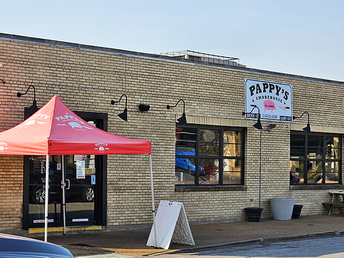 The unassuming yellow brick exterior of Pappy's Smokehouse hides barbecue greatness, like finding Shakespeare performing in a high school auditorium.