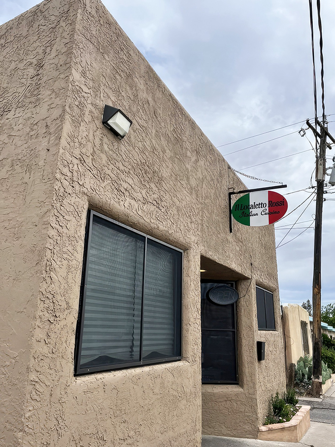 The unassuming adobe exterior of Il Localetto Rossi proves once again that culinary treasures often hide behind the most modest facades.