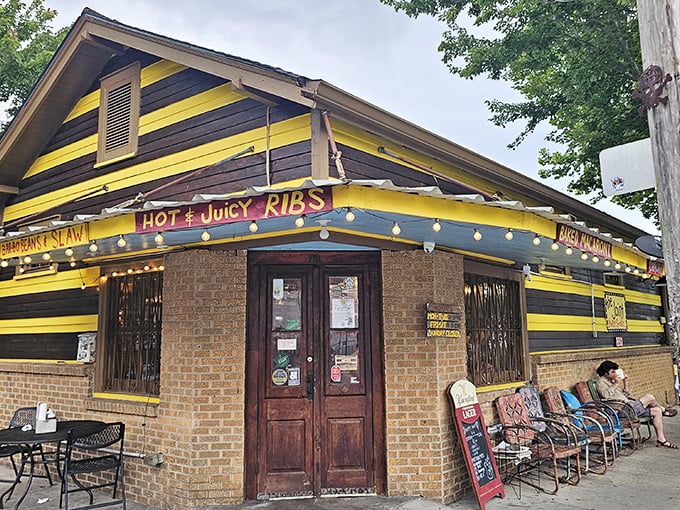 The yellow and brown stripes of The Joint are like nature's warning sign: "Dangerously good BBQ ahead!" No fancy frills needed.