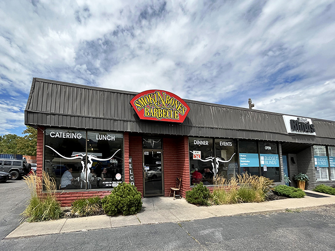 The unassuming exterior of Smokin Bones BBQ proves once again that the best barbecue joints often hide in plain sight, like culinary speakeasies of smoke and spice.