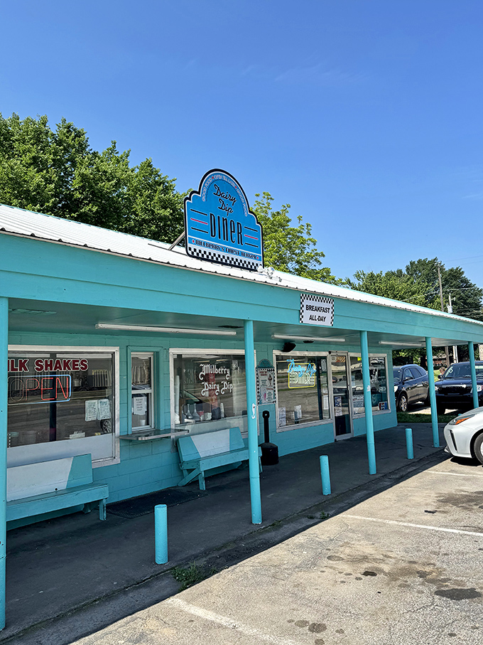 The turquoise time capsule beckons from the roadside, complete with classic car grille built right into the fa&ccedil;ade. Mid-century perfection awaits inside.