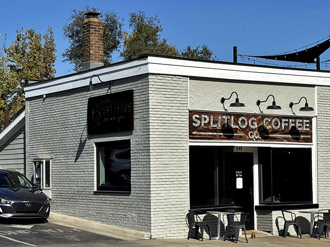 Splitlog's unassuming exterior hides coffee greatness within, like finding a diamond in your breakfast cereal &ndash; unexpected but absolutely delightful.