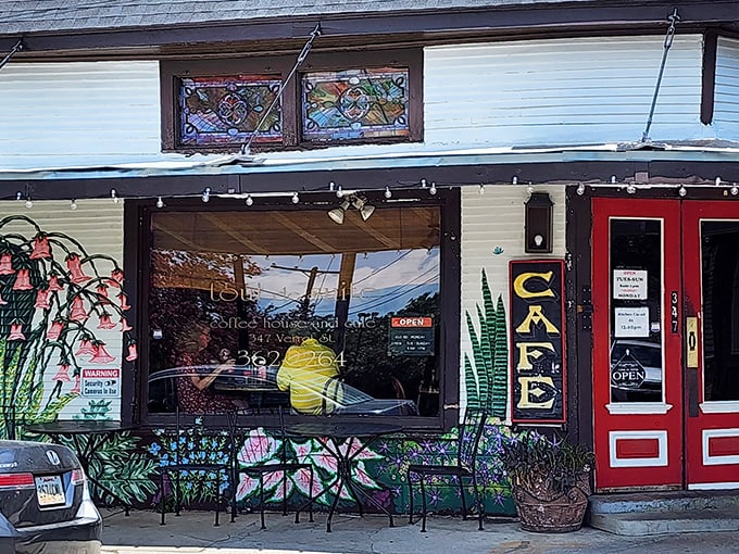 The corner cafe with its iconic red doors and palm tree murals stands like a breakfast beacon in Algiers Point, inviting hungry souls to step inside.