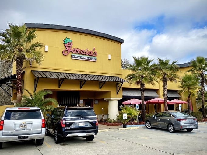 The sunshine-yellow exterior isn't just eye-catching&mdash;it's like a beacon calling out to hungry travelers on Highway 190. Palm trees included, no beach necessary.