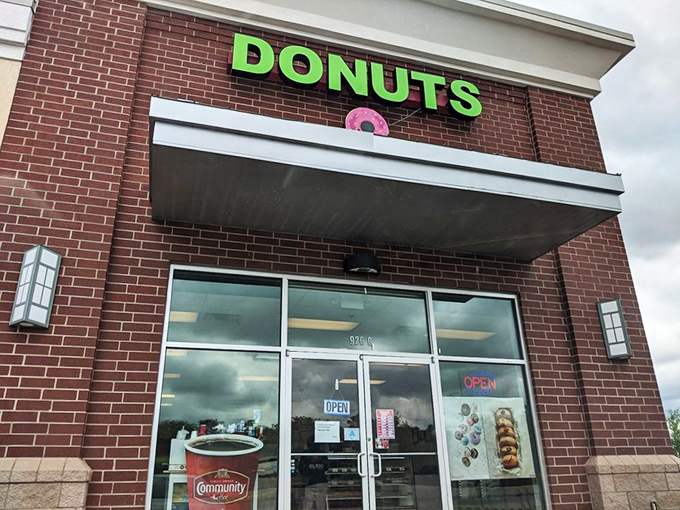 The unassuming brick exterior with its bright green "DONUTS" sign is like a beacon of hope for breakfast enthusiasts across Simpsonville.