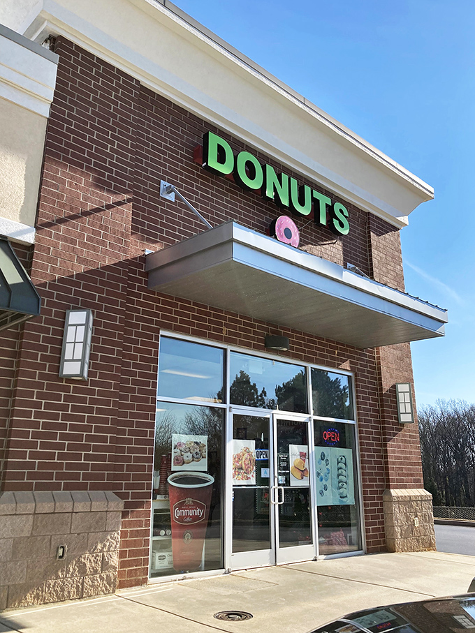 The unassuming brick exterior with its bright green "DONUTS" sign is like a beacon of hope for breakfast enthusiasts across Simpsonville.