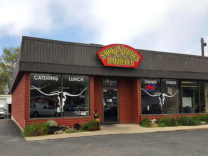 The unassuming exterior of Smokin Bones BBQ proves once again that the best barbecue joints often hide in plain sight, like culinary speakeasies of smoke and spice.