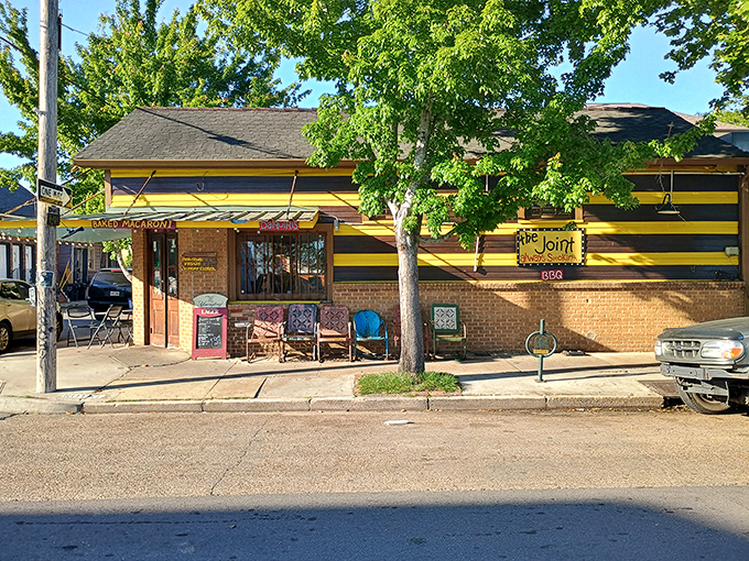 The yellow and brown stripes of The Joint are like nature's warning sign: "Dangerously good BBQ ahead!" No fancy frills needed.