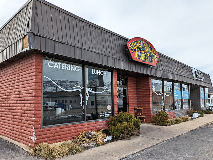 The unassuming exterior of Smokin Bones BBQ proves once again that the best barbecue joints often hide in plain sight, like culinary speakeasies of smoke and spice.