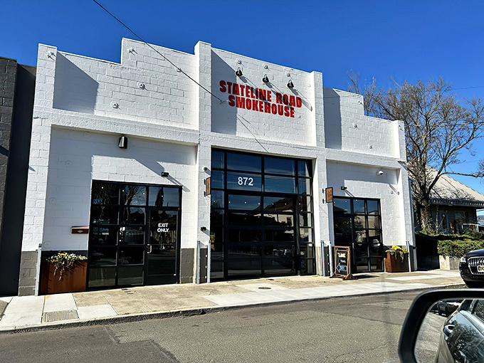 The unassuming white exterior of Stateline Road Smokehouse stands like a blank canvas, ready to paint your taste buds with smoky masterpieces.