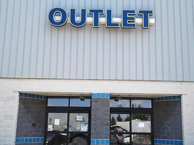 The unassuming exterior of treasure-hunting paradise. What this warehouse lacks in architectural flair, it makes up for in affordable possibilities inside. 